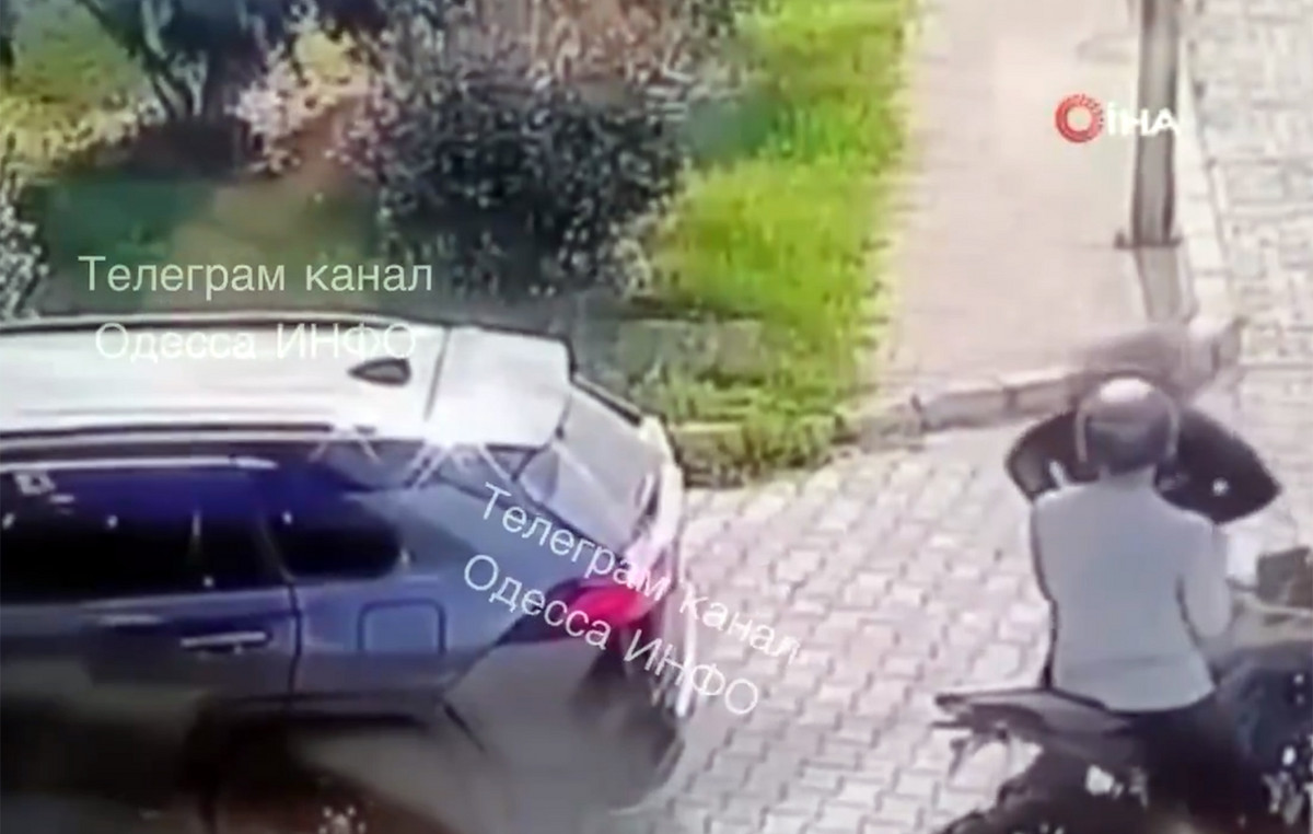 Η σοκαριστική στιγμή που άνδρας πατάει με το αυτοκίνητό του δύο ληστές ...