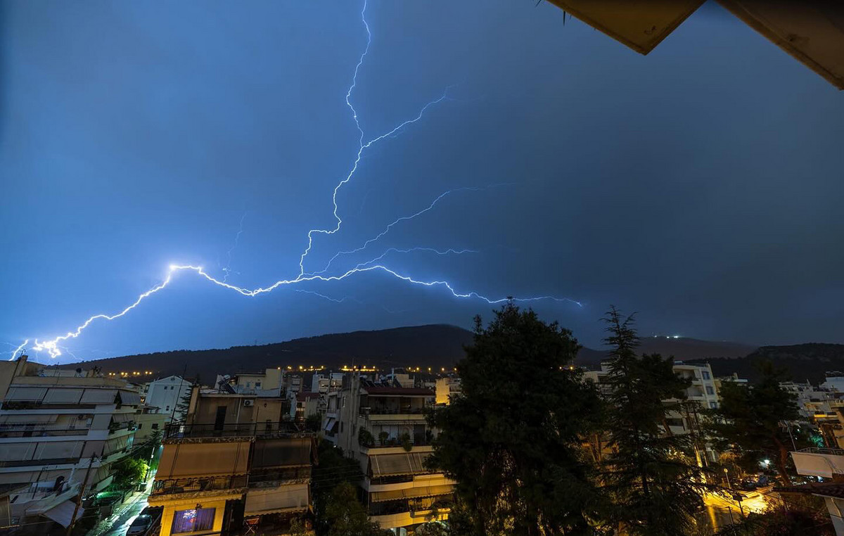 Εξαιρετικά σπάνιος «ανάποδος κεραυνός» στον Υμηττό κατά τη διάρκεια της ...