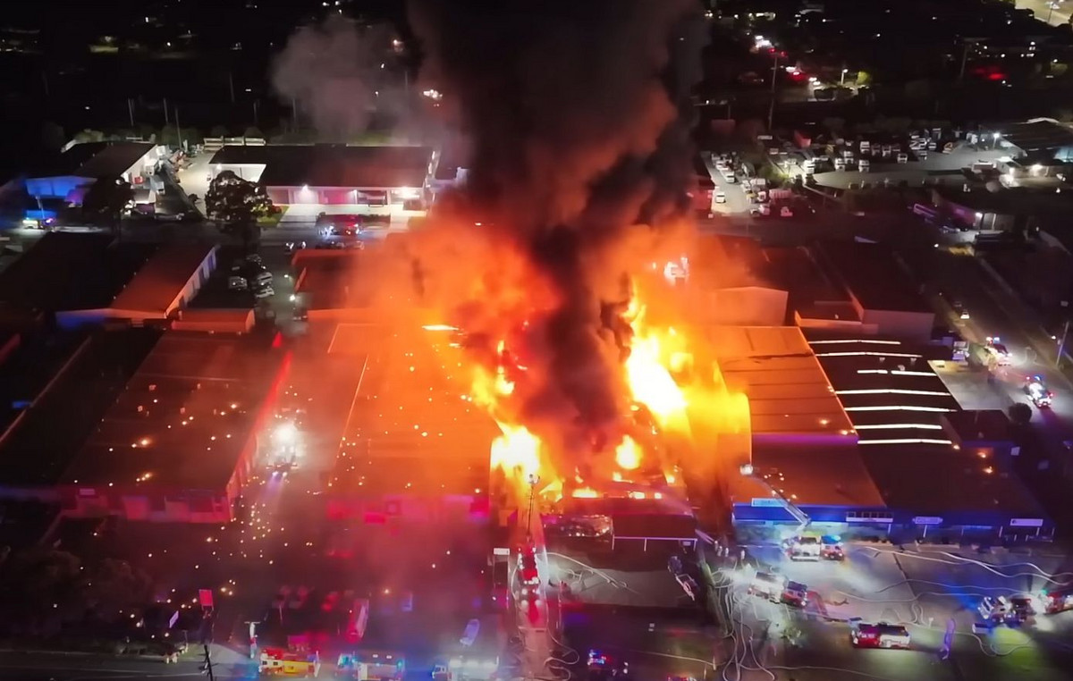 Australia - Shocking video: Chemical tank explodes after fire at waste ...