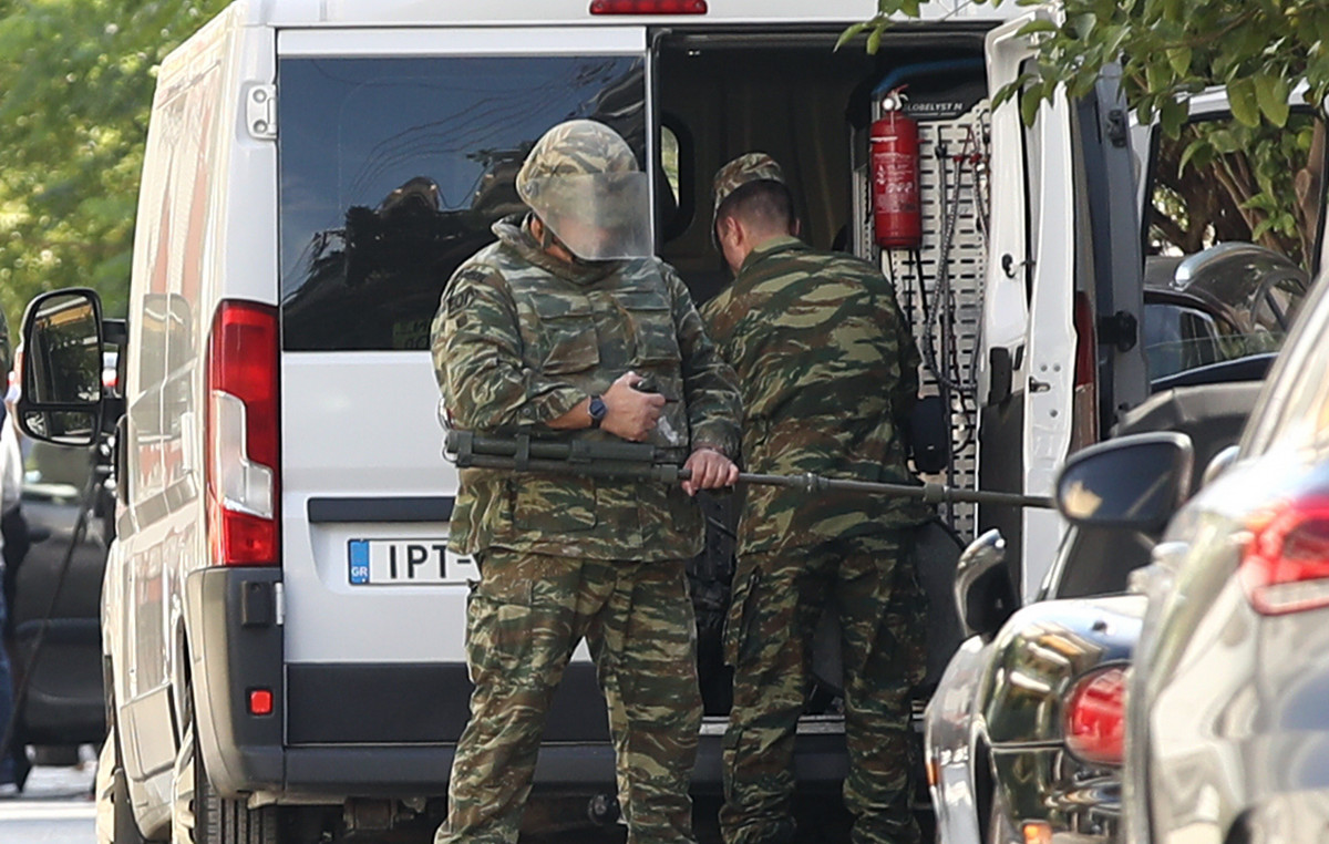 Τι ψάχνει το «ελληνικό FBI» για τη χειροβομβίδα στον αρχιφύλακα των ...