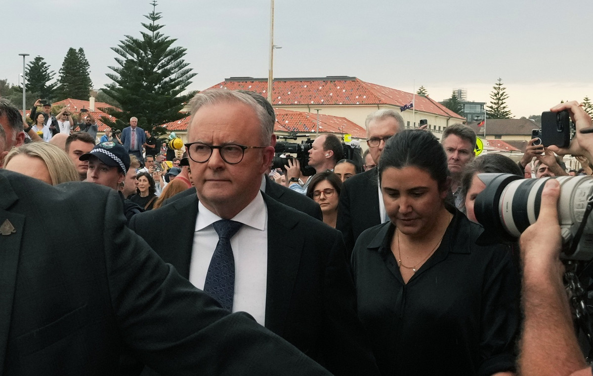 Australia: Australian PM booed at memorial for Bondi Beach attack ...