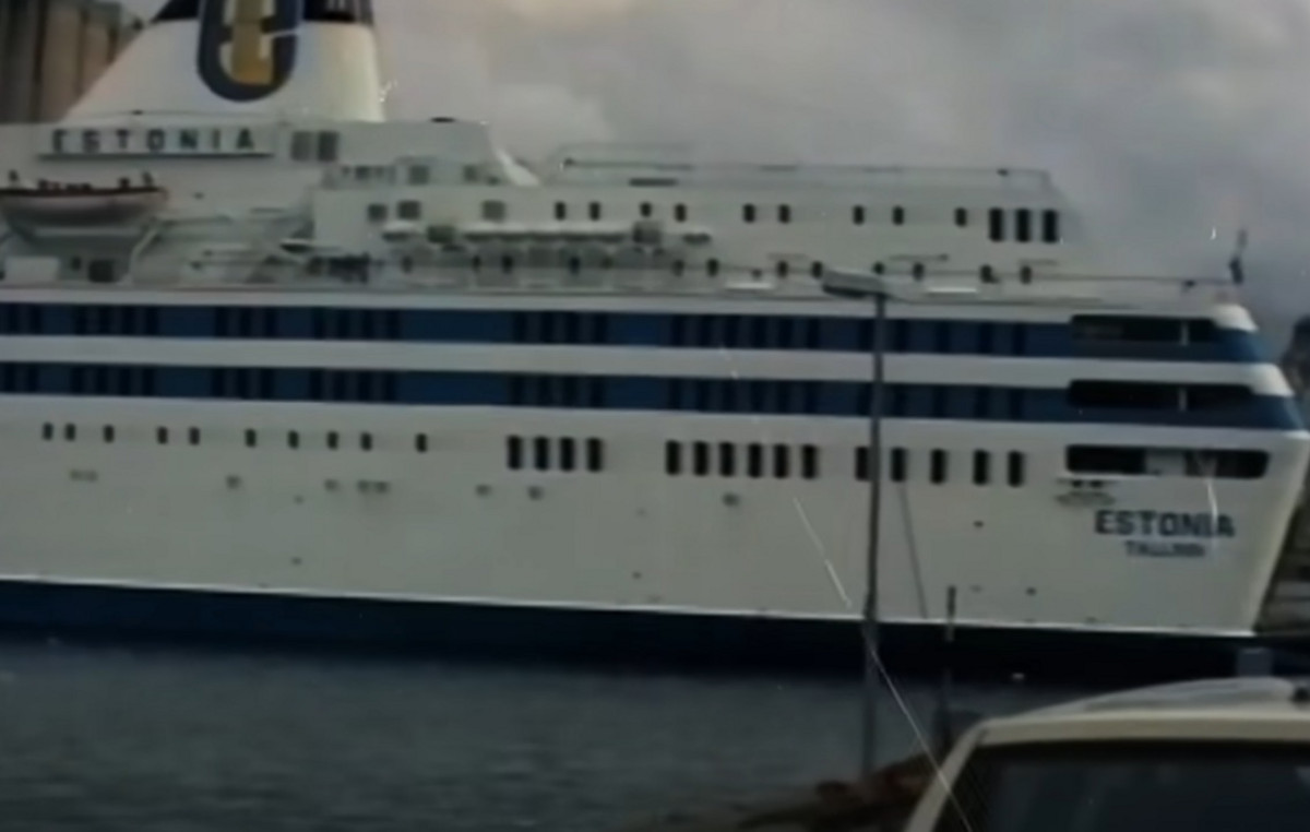 The wreck of the "Estonia" in 1994 was caused by the collapse of the ...