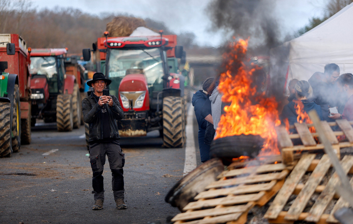 Roads and rail line blocked by angry farmers in France - World Stock Market