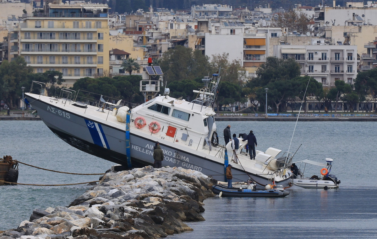 Σκάφος του Λιμενικού προσέκρουσε σε βράχια στην είσοδο του λιμανιού ...