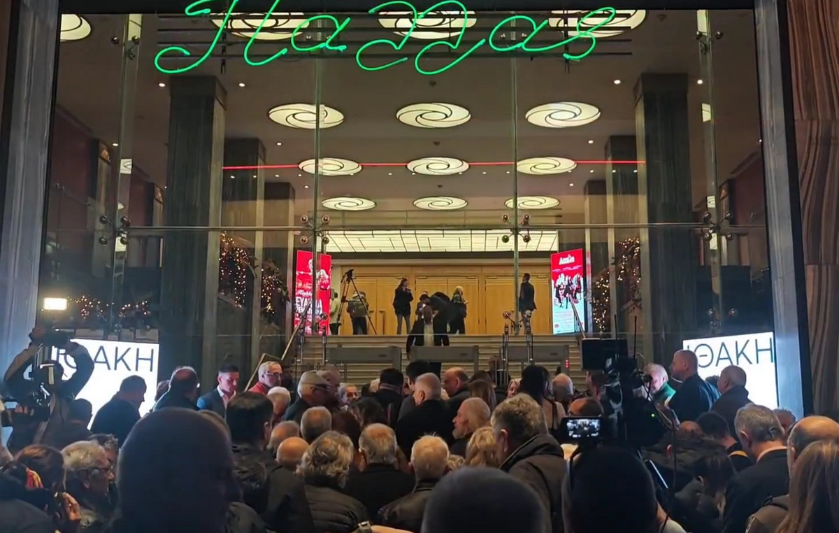 Αλέξης Τσίπρας: Ουρές από τις 16:30 έξω από το «Παλλάς» για την «Ιθάκη ...