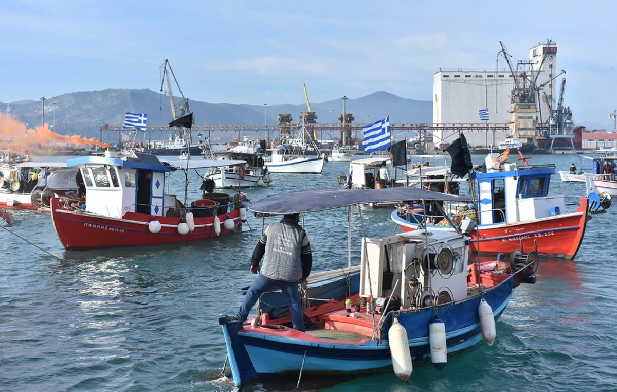 Αποχωρούν οι αγρότες από το λιμάνι του Βόλου μετά το τελεσίγραφο ...