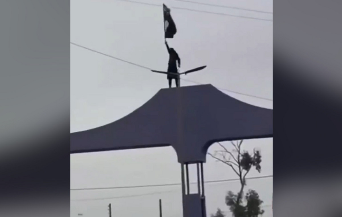 Εικόνα που «παγώνει το αίμα»: Η σημαία του ISIS κυματίζει ξανά στη Ράκα ...