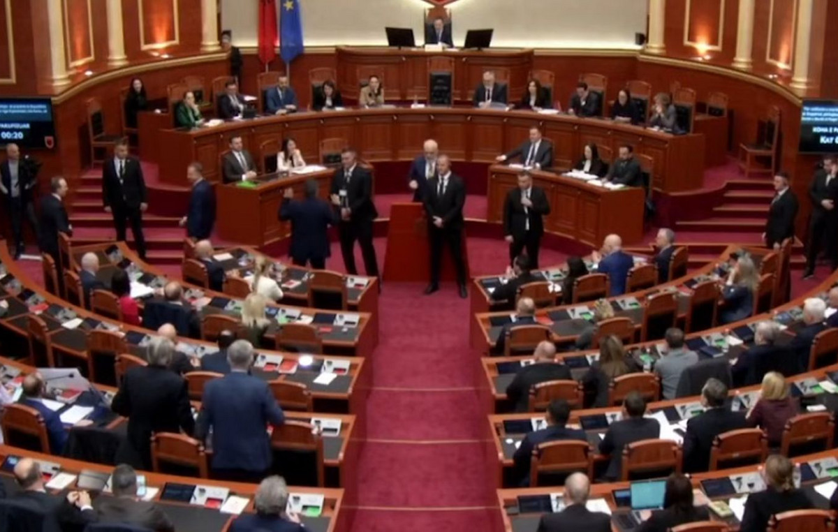 «Φύγε, έχεις πιει πολύ»: Οι φρουροί που έτρεξαν να προστατεύσουν τον ...