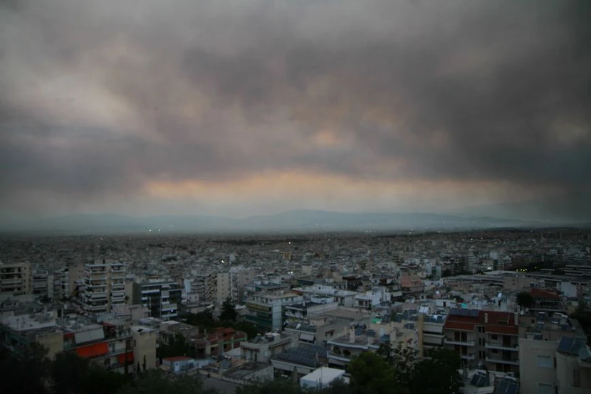 Φωτιά, Βαρυμπόμπη: Εικόνες από το μαύρο «πέπλο» που κάλυψε τον ουρανό ...
