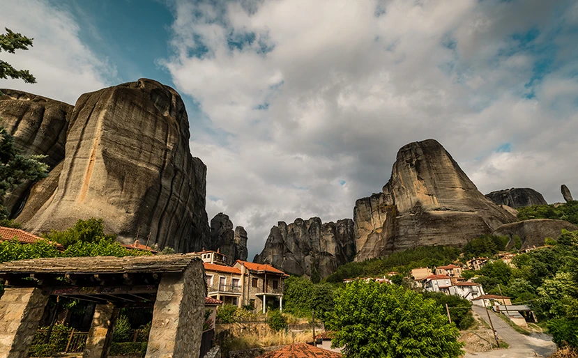 GRVisit | Καστράκι: Το γραφικό χωριό που απολαμβάνει τα Μετέωρα σε όλο ...