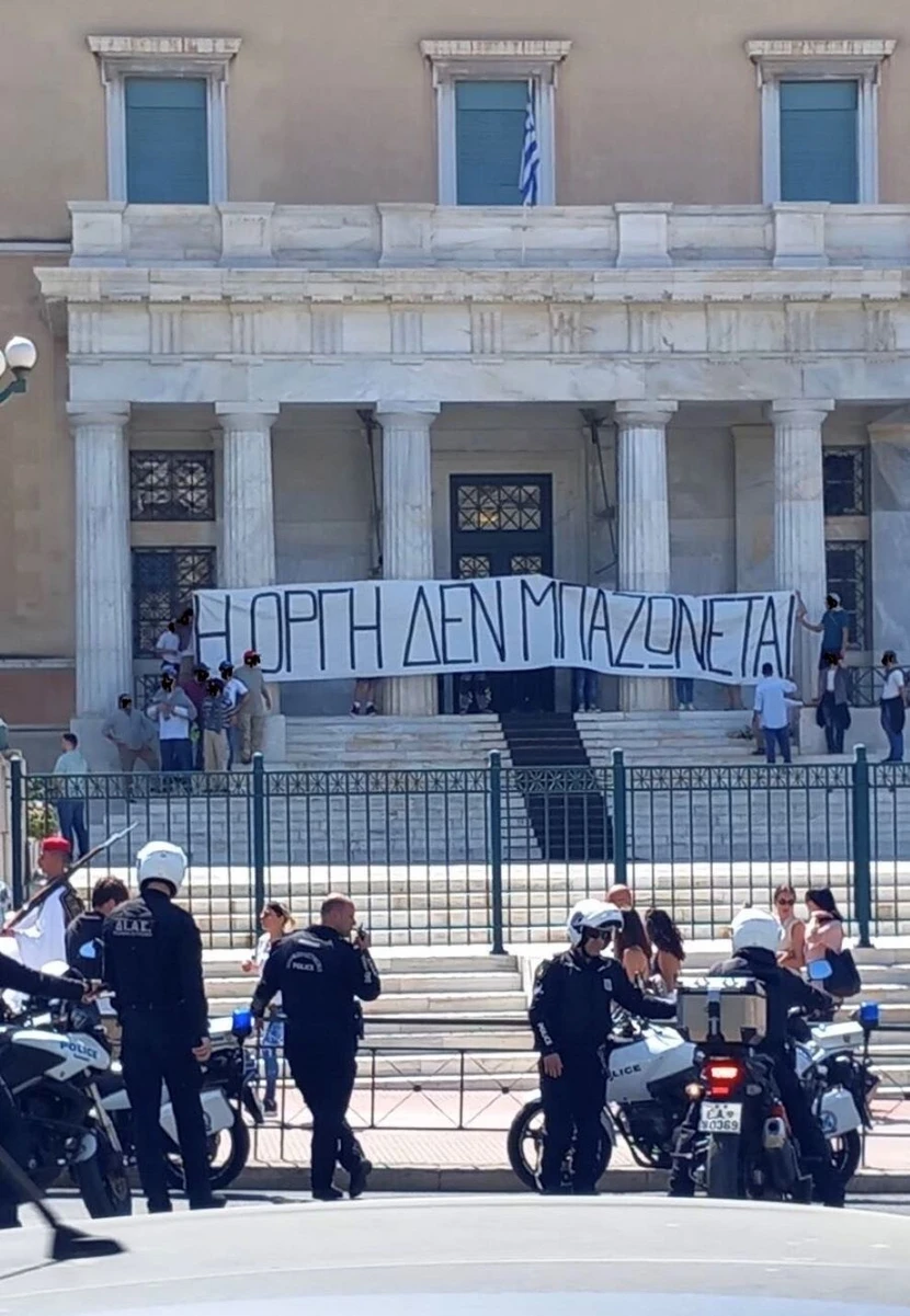"Ντου" του Ρουβίκωνα σε Βουλή και Προεδρικό Μέγαρο - Ανέβασαν πανό για ...