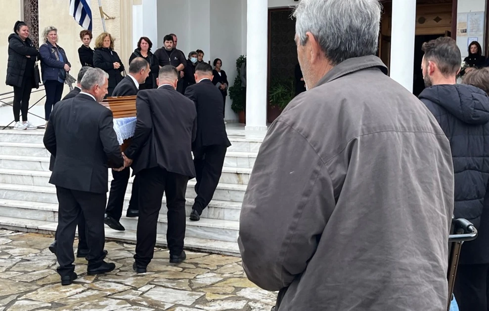 Θρήνος στην κηδεία της Δώρας που δολοφονήθηκε από τον πρώην σύντροφο ...